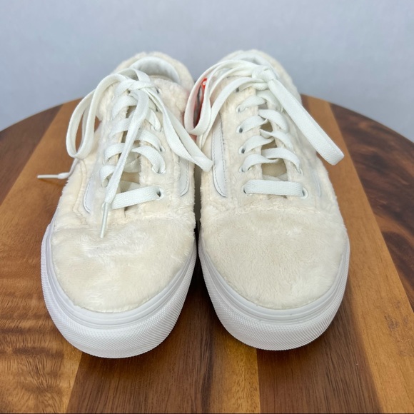 Vans | Shoes | Vans White Unisex Lace Up Faux Fur Round Toe Size 55 ...
